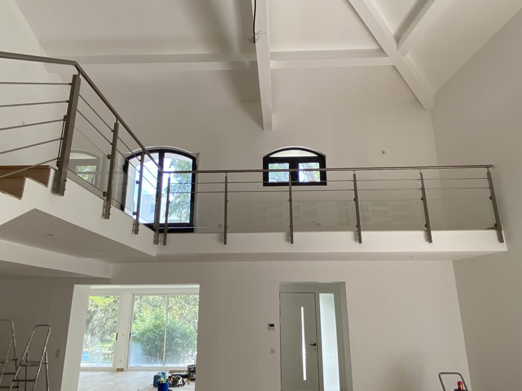 Garde-corps en inox posé à l'anglaise d'une maison individuelle - Scal ...